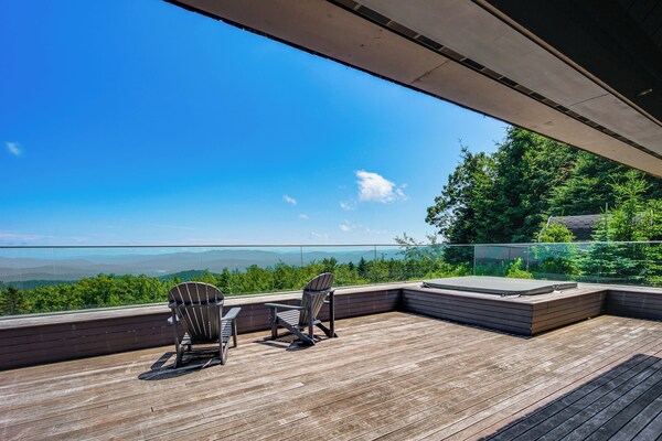 Group-friendly Newbury Stunner: Home Gym, Hot Tub! - Lake Sunapee, NH