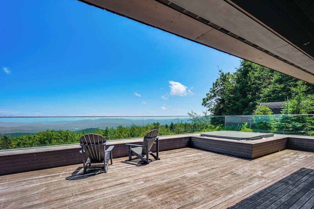 Group-friendly Newbury Stunner: Home Gym, Hot Tub! - Newbury, NH