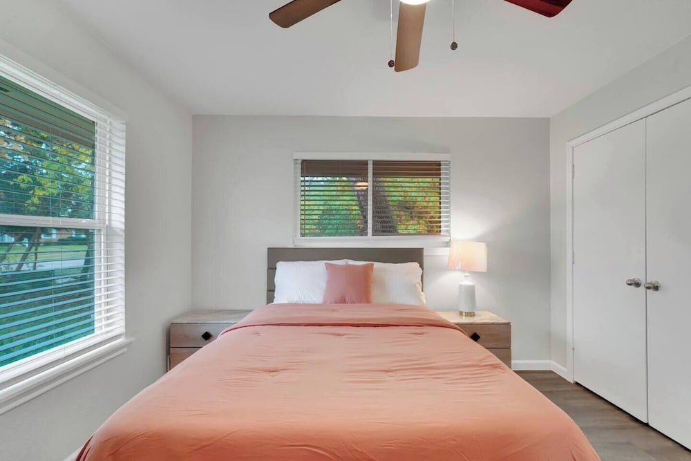 Serene Deck 10 Mins Garland City Square - Garland, TX