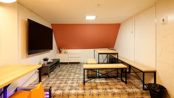 Geladeira, micro-ondas, cooktop, máquina de café expresso