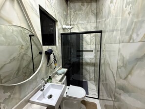 Loft famĂlia, sacada, vista para o pĂĄtio | Banheiro | Chuveiro, secador de cabelo, toalhas de banho, sabonete