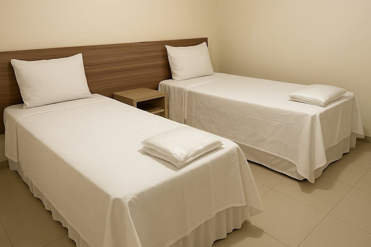 Quarto Twin Standard | Cofre no quarto, secretária