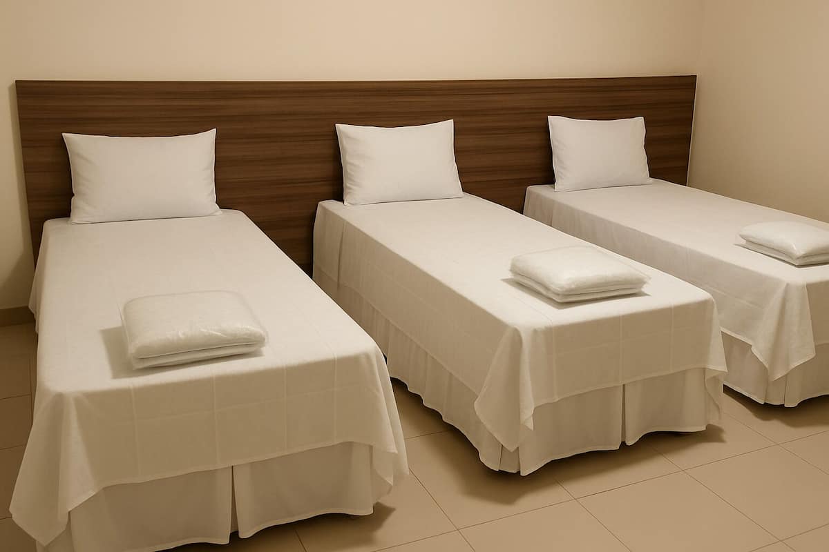 Quarto Triplo Standard, Vista para a cidade | Cofre no quarto, secretária