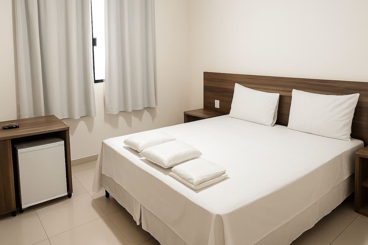 Quarto Duplo Standard, Vista para a cidade | Cofre no quarto, secretária
