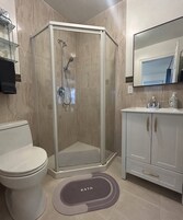 Suite Deluxe, vista para o jardim | Casa de banho | Um polibã, artigos de higiene pessoal grátis, um secador de cabelo 