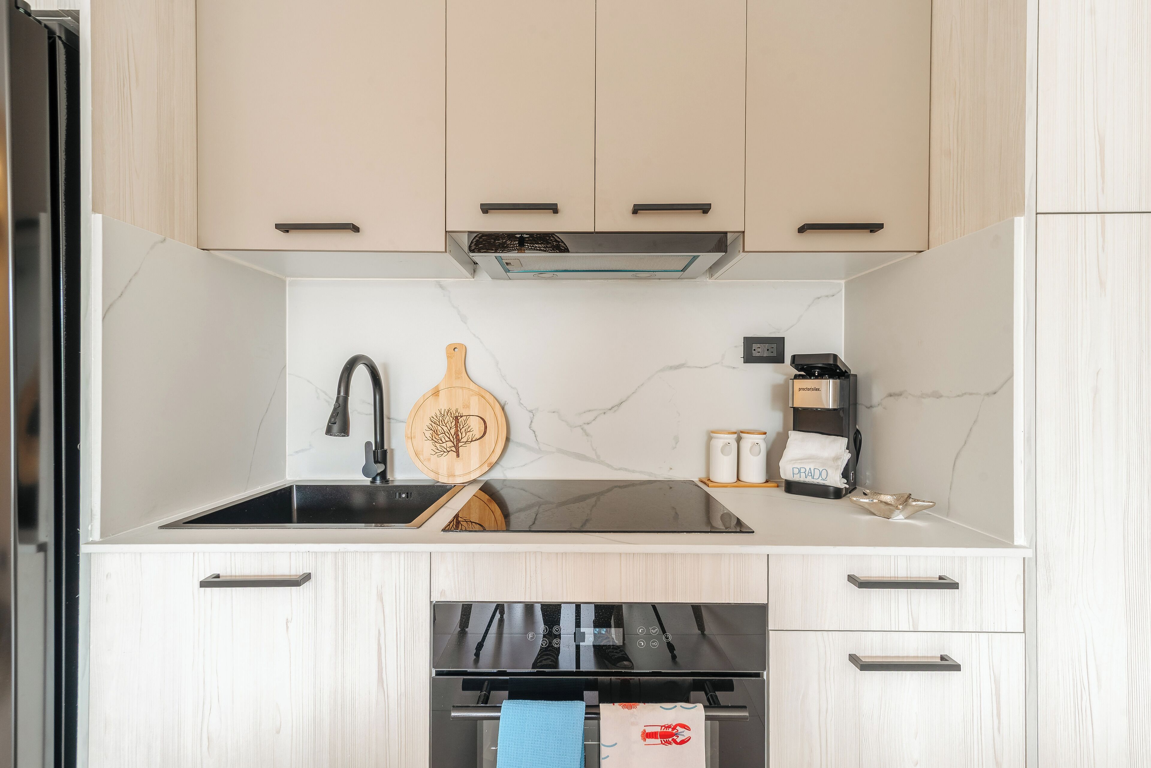 Apartamento Familiar | Cozinha privada | Um frigorífico, um micro-ondas, um forno, uma placa de cozinha 