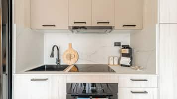 Apartamento Familiar | Cozinha privada | Um frigorífico, um micro-ondas, um forno, uma placa de cozinha