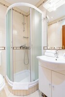 Quarto Duplo Standard, Vista para a cidade | Casa de banho | Um polibã, um secador de cabelo, toalhas fornecidas, sabão 