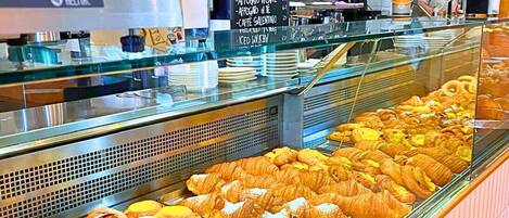 Café da manhã com pratos da culinária local grátis todos os dias