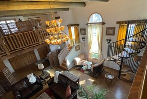 Casa Familiar, várias camas | Sala de estar | Televisor LCD de 42 polegadas com canais digitais, lareira 
