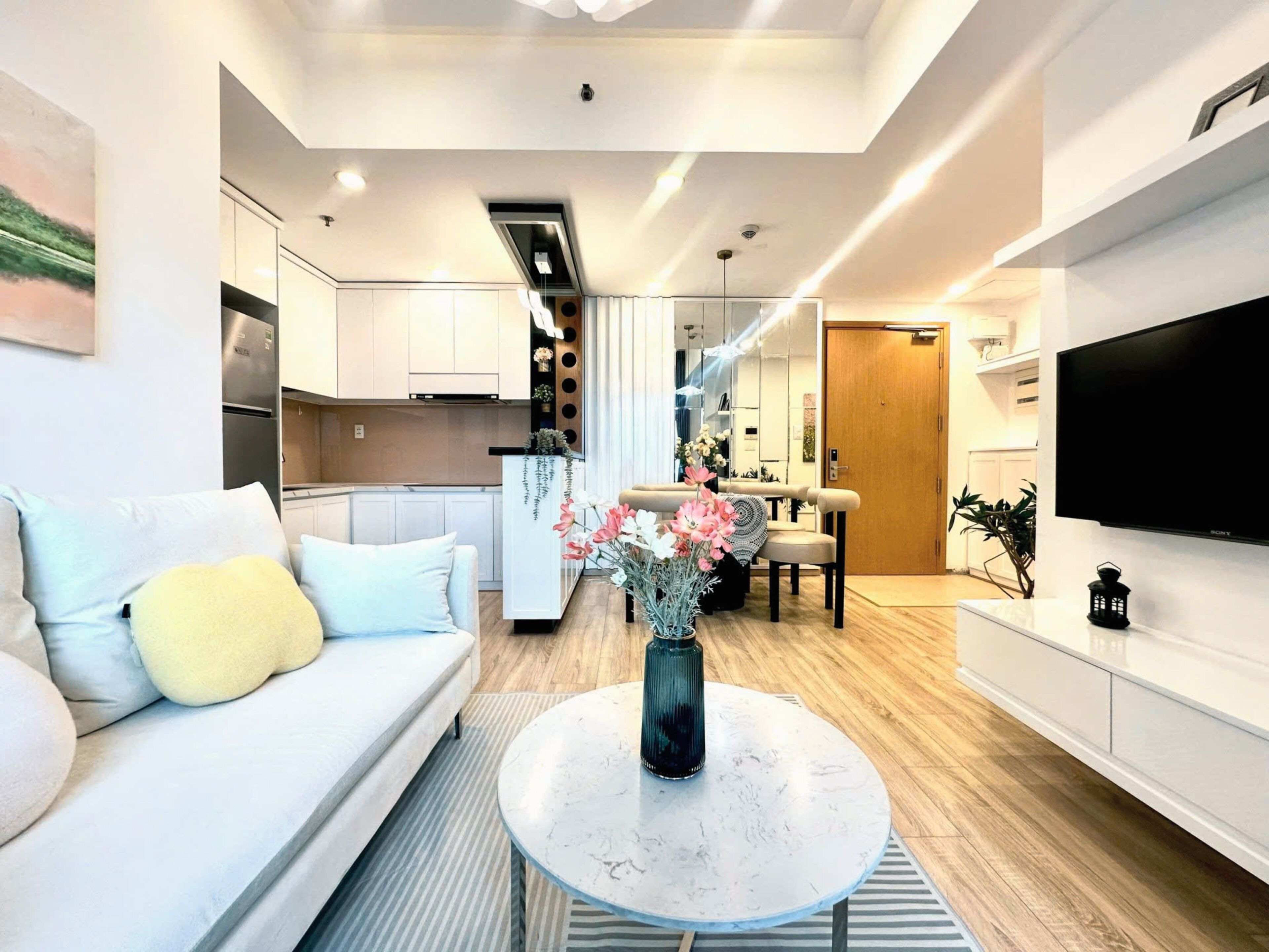 Apartamento Deluxe, 2 quartos, varanda, Vista para a cidade (1) | Sala de estar | Smart TV de 32 polegadas com canais por cabo, ténis de mesa 