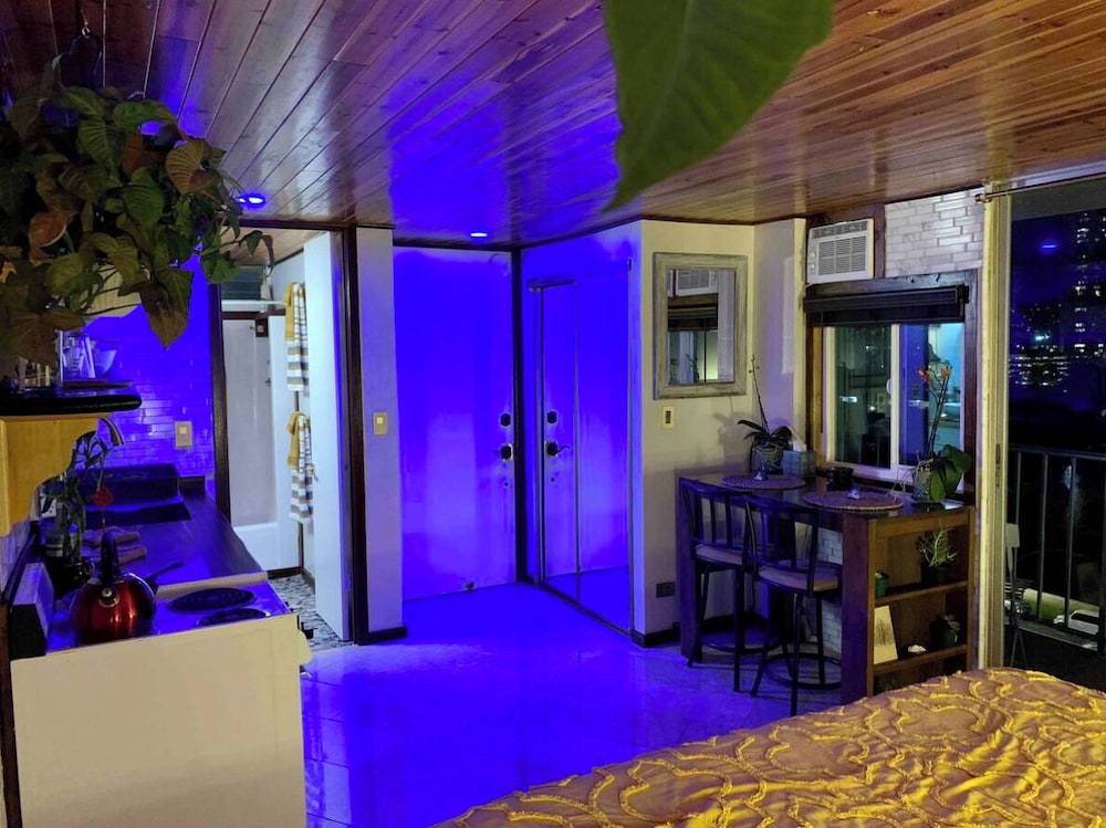 Waikiki Magic; Full Kitchen Studio Condo with WiFi, AC, Mountain ...