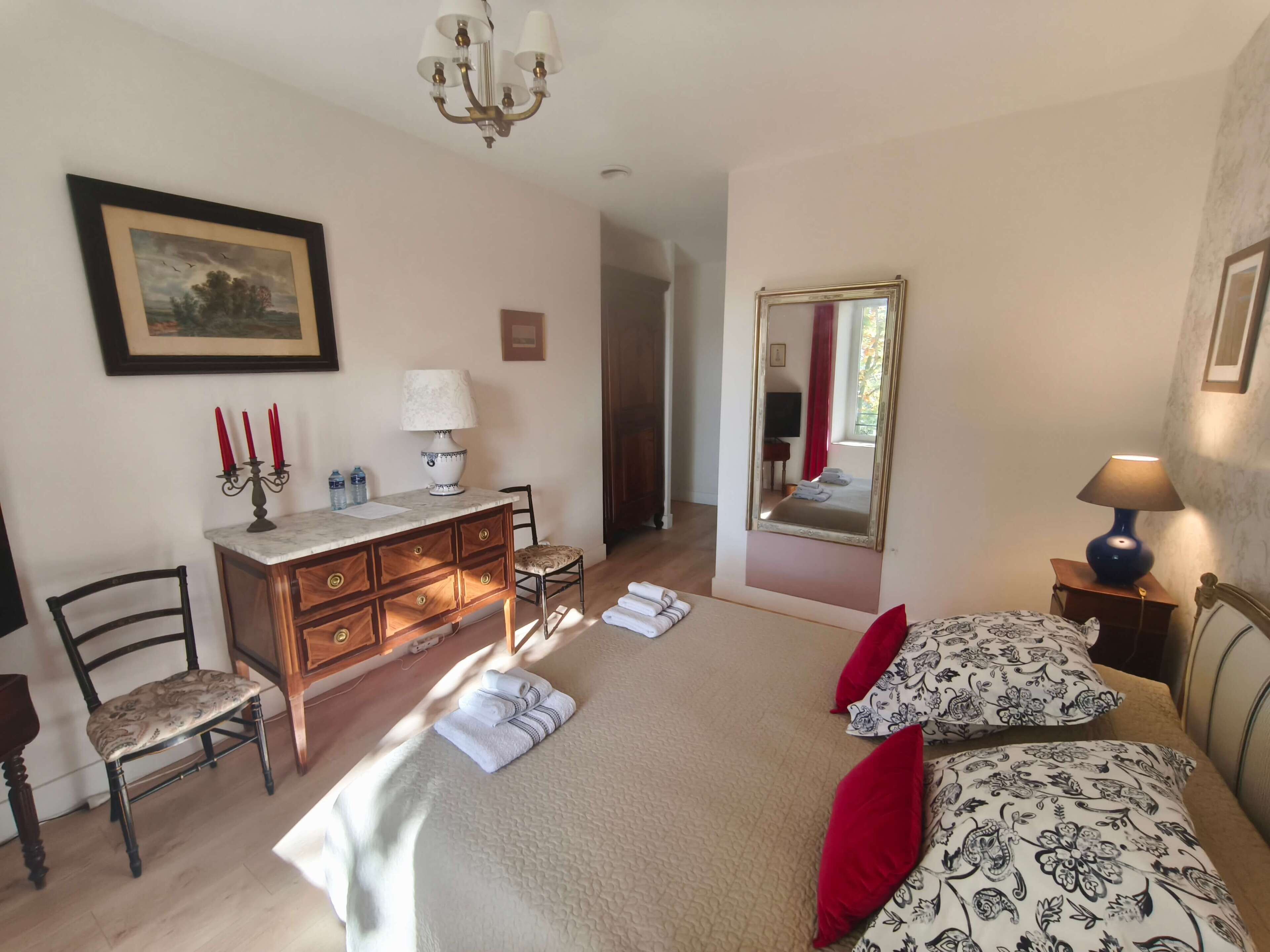 Chambre Perle, vue sur le jardin | Cortinas/cortinados opacos, Wi-fi grátis 