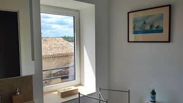 Chambre Alezane, vue sur les vignobles | Casa de banho | Um polibã, artigos de higiene pessoal grátis, um secador de cabelo