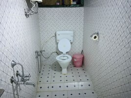 Quarto Clássico com Cama de Casal, vista para a colina | Casa de banho | Toalhas fornecidas