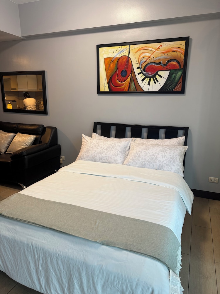 Walk to NAIA 3 - Airport View - Fast WIFI - Free Amenities - Pasay | Vrbo