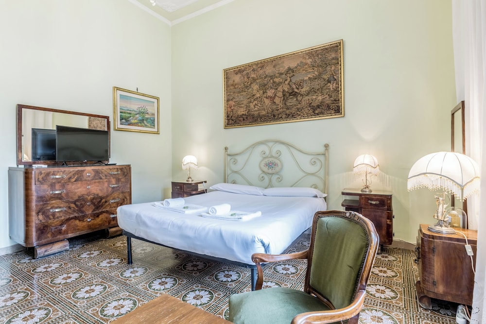 Charming Noble Apartment - Steps from Colosseum(Dimora Armanda) - Rome ...