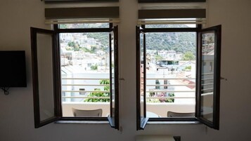 Quarto triplo luxo, sacada, vista parcial para o mar | Vista da sacada