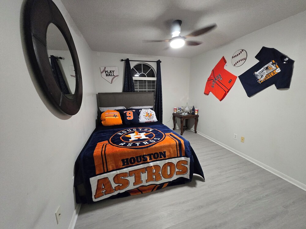 Spacious Luxe Home Near IAH with Private Theater – Minutes from Lake ...