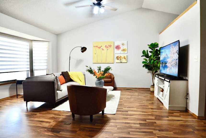 Spacious 4br King Bed Modern Home Perfect For Teams And Families Near East Mall - Andover