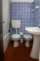 Um secador de cabelo (mediante pedido), um bidé, papel higiénico