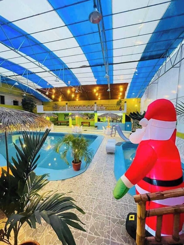 2 piscinas interiores