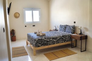 Quarto Duplo Familiar, Vista para a cidade | Edredões de penas, camas de colchão pillowtop, Wi-fi grátis 