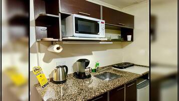 Apartamento | Cozinha privada | Frigobar, fogão, talheres/pratos/utensílios de cozinha