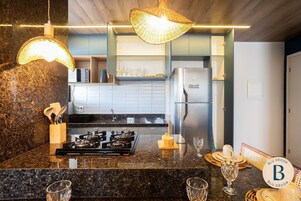 Apartamento conforto | Cozinha privada | Geladeira, micro-ondas, cooktop, talheres/pratos/utensílios de cozinha