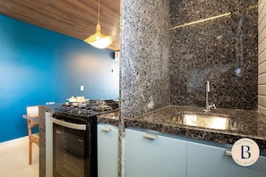 Apartamento Comfort | Cozinha privada | Um frigorífico, um micro-ondas, uma placa de cozinha
