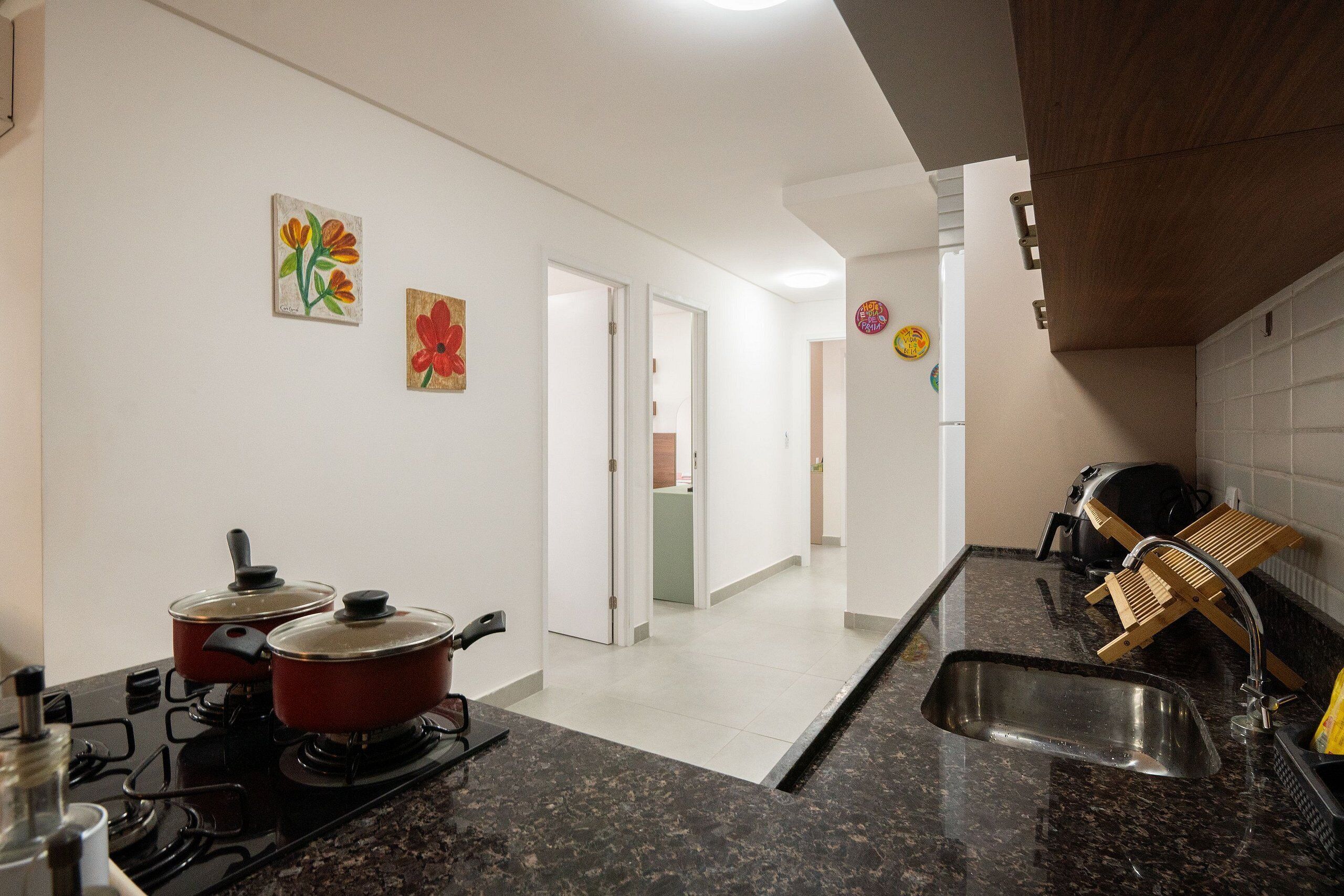 Apartamento premium | Cozinha privada | Geladeira, micro-ondas, cooktop, talheres/pratos/utensílios de cozinha