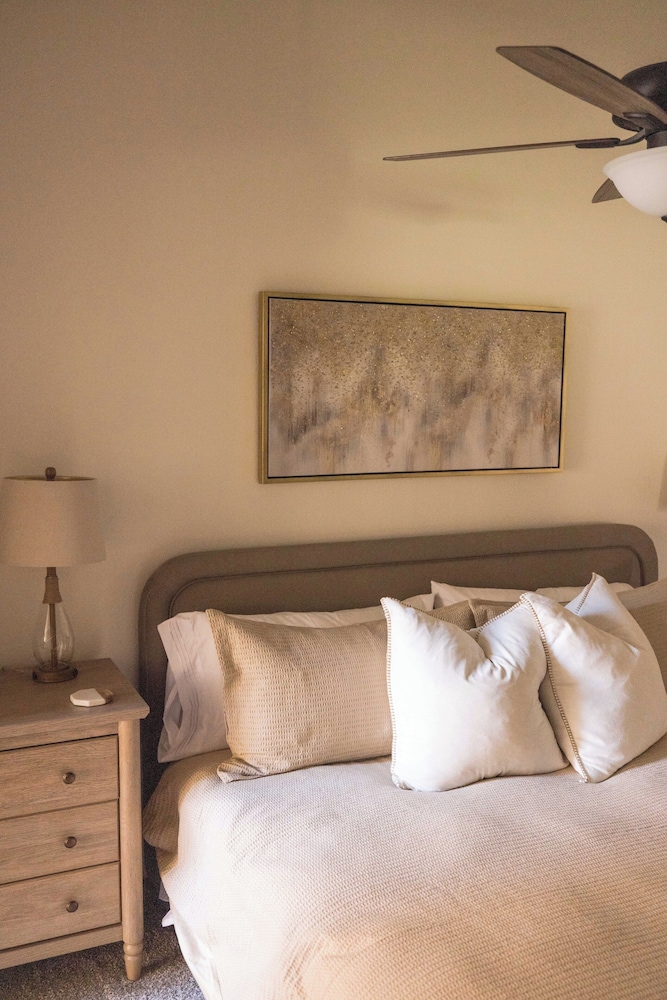 Design-Forward Gem, Heated Pool + Hot Tub, King Bed, Superhost ...