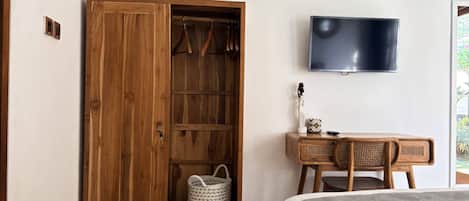Quarto superior, vista para a piscina | Escrivaninha, Wi-Fi de cortesia, roupa de cama