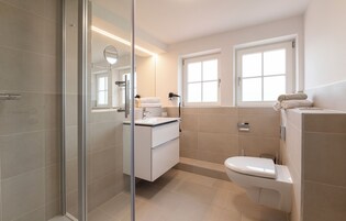 Quarto solteiro, vista para o vale | Banheiro | Chuveiro, produtos de toalete biodegradáveis, secador de cabelo 