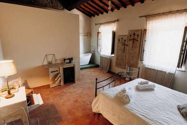 Quarto Deluxe, 1 cama de casal, banheira, vista para a colina | Ferro/tábua de engomar, Wi-fi grátis 