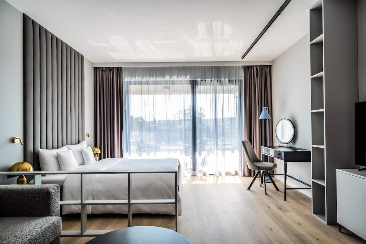 Quarto Standard (with sofa) | Cofre no quarto, com decoração personalizada