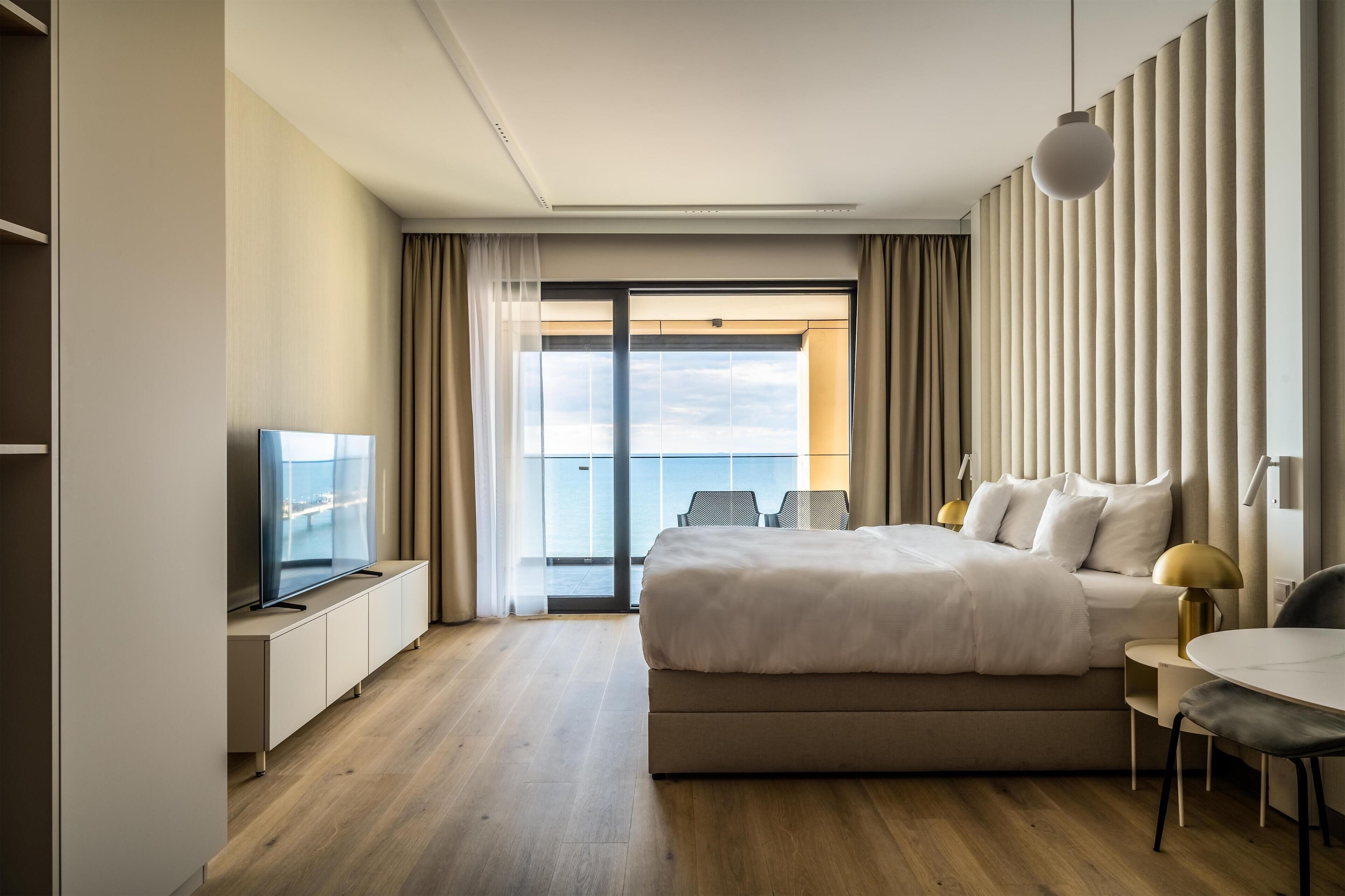 Cofre no quarto, com decoração personalizada 