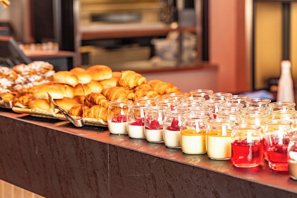 Buffet com doces e sobremesas.