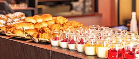 Buffet com doces e sobremesas.