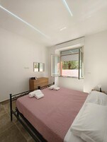 Suíte, 2 quartos | Cofres nos quartos, Wi-Fi de cortesia, roupa de cama