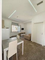 Estúdio básico | Cofres nos quartos, Wi-Fi de cortesia, roupa de cama