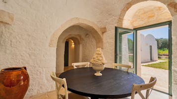 Vila, 4 quartos, piscina particular | Área de estar | TV 30 polegadas com canais via satélite