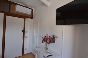 Quarto Clássico com Cama de Casal | Secretária, Wi-fi grátis, roupa de cama fornecida 