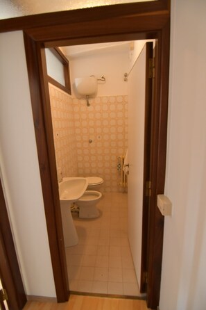 Quarto Clássico com Cama de Casal | Casa de banho | Um polibã, um secador de cabelo, um bidé, toalhas fornecidas 