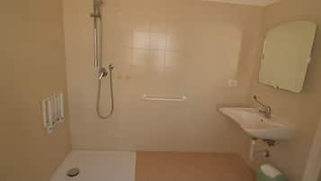 Quarto Básico | Um polibã, um secador de cabelo, um bidé, toalhas fornecidas