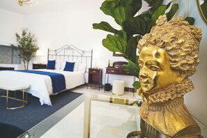 Quarto casal luxo, sacada, vista para o jardim | Frigobar, cortinas blackout, ferros/tábuas de passar roupa