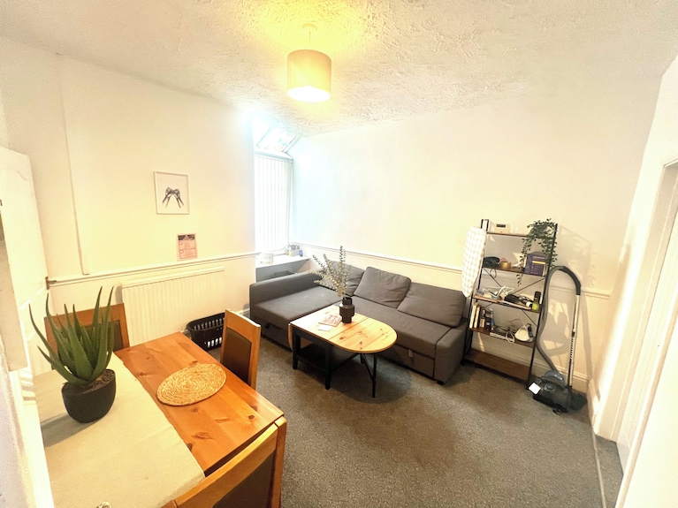 Quiet Spacious Room In Salford-samson Plab\nonly Spare Room To Let , Shared House - Manchester