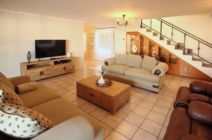 Casa, 3 quartos, vista para o mar | Área de estar | Smart TV 55 polegadas com canais via satélite