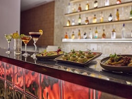 2 bares/lounges 