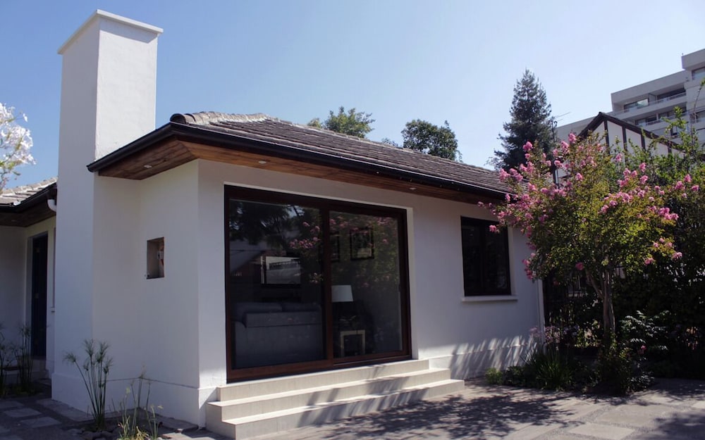 Cómoda Casa Con Jardín En Las Condes - Vitacura